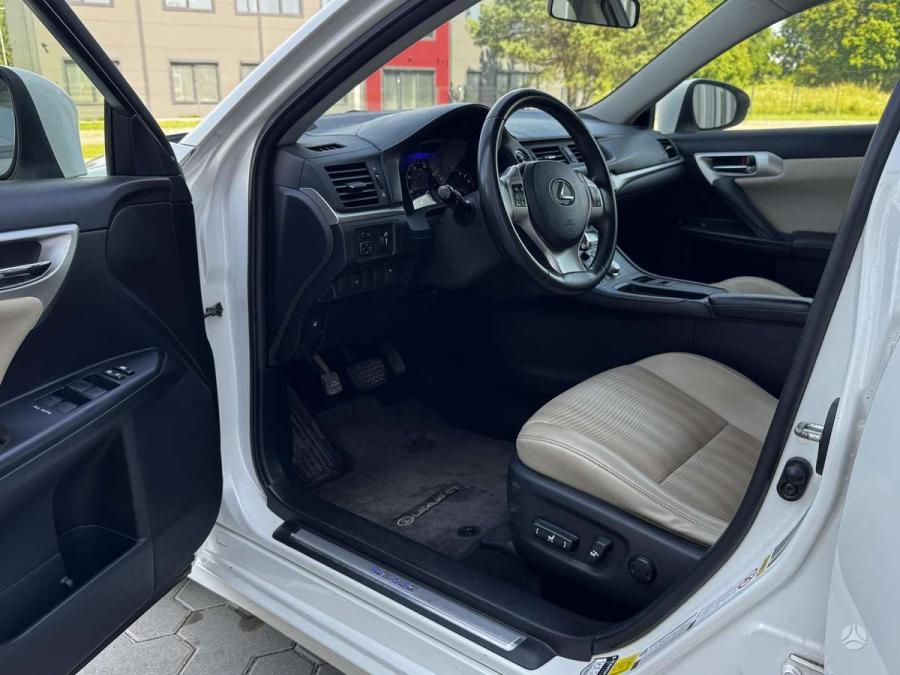 White Lexus CT 200h 2013 in Vilnius, with an engine capacity of 1.80 L and mileage of 190 thousand km for 7500 €, photo 23 on AUTOMOTO.COM.LV