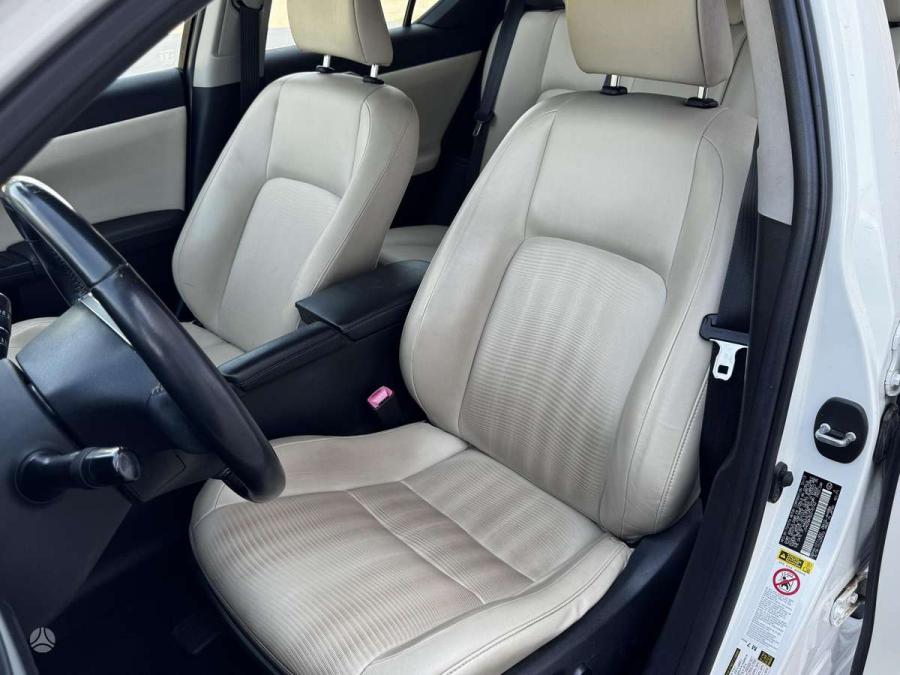 White Lexus CT 200h 2013 in Vilnius, with an engine capacity of 1.80 L and mileage of 190 thousand km for 7500 €, photo 24 on AUTOMOTO.COM.LV