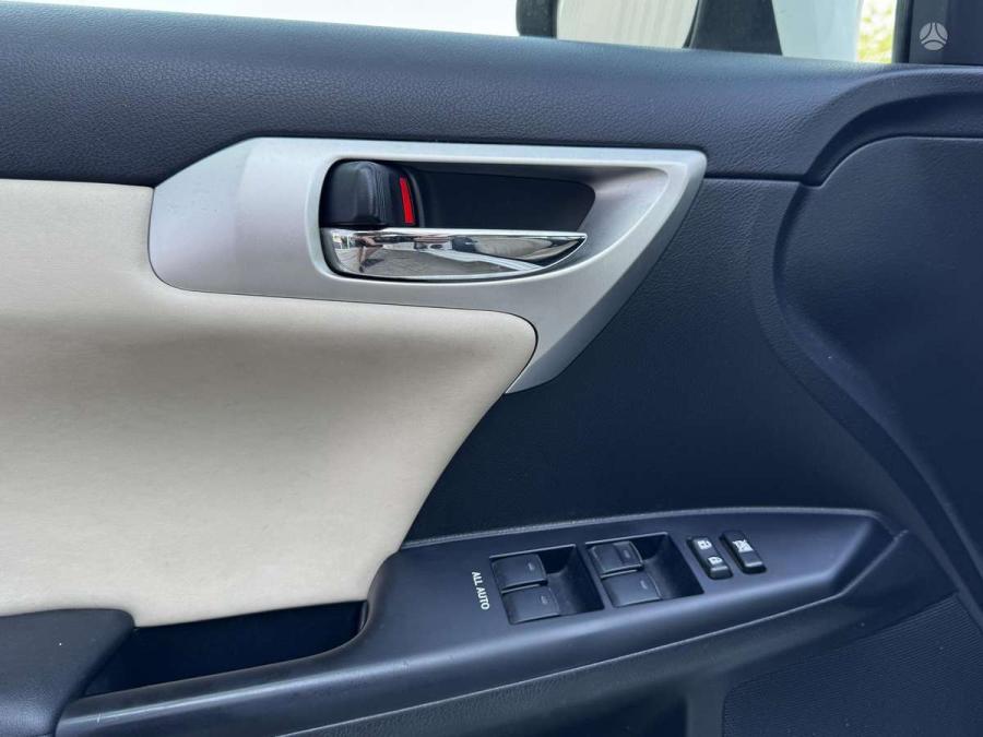 White Lexus CT 200h 2013 in Vilnius, with an engine capacity of 1.80 L and mileage of 190 thousand km for 7500 €, photo 26 on AUTOMOTO.COM.LV
