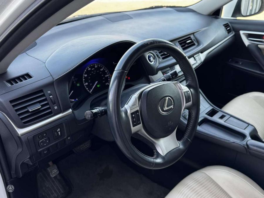 White Lexus CT 200h 2013 in Vilnius, with an engine capacity of 1.80 L and mileage of 190 thousand km for 7500 €, photo 28 on AUTOMOTO.COM.LV