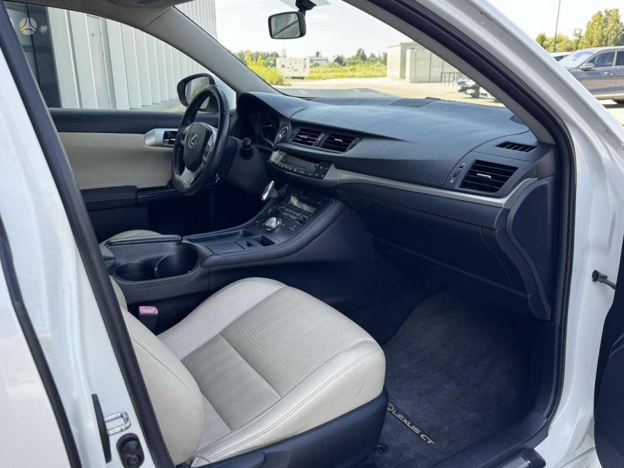 White Lexus CT 200h 2013 in Vilnius, with an engine capacity of 1.80 L and mileage of 190 thousand km for 7500 €, photo 29 on AUTOMOTO.COM.LV