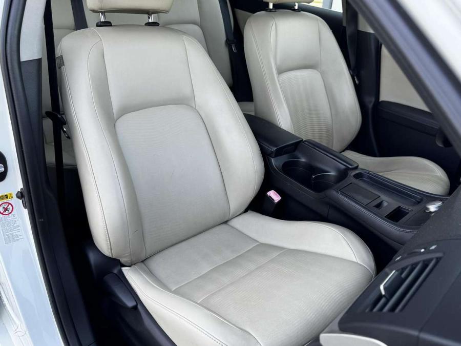 White Lexus CT 200h 2013 in Vilnius, with an engine capacity of 1.80 L and mileage of 190 thousand km for 7500 €, photo 30 on AUTOMOTO.COM.LV