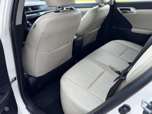 White Lexus CT 200h 2013 in Vilnius, with an engine capacity of 1.80 L and mileage of 190 thousand km for 7500 €, photo 32 on AUTOMOTO.COM.LV