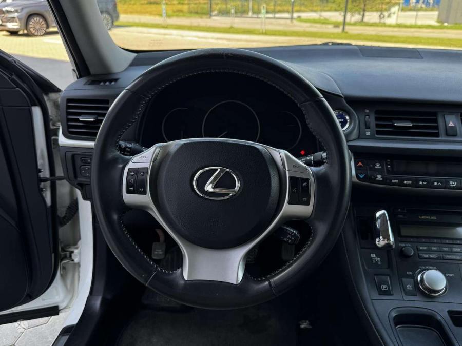 White Lexus CT 200h 2013 in Vilnius, with an engine capacity of 1.80 L and mileage of 190 thousand km for 7500 €, photo 34 on AUTOMOTO.COM.LV