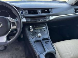 White Lexus CT 200h 2013 in Vilnius, with an engine capacity of 1.80 L and mileage of 190 thousand km for 7500 €, photo 35 on AUTOMOTO.COM.LV