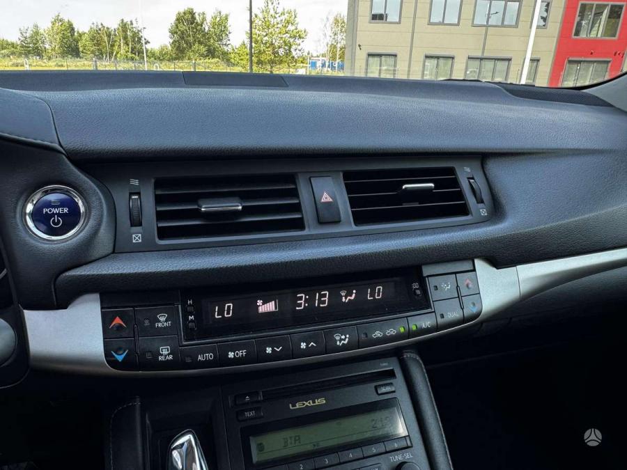 White Lexus CT 200h 2013 in Vilnius, with an engine capacity of 1.80 L and mileage of 190 thousand km for 7500 €, photo 40 on AUTOMOTO.COM.LV