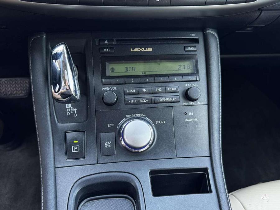 White Lexus CT 200h 2013 in Vilnius, with an engine capacity of 1.80 L and mileage of 190 thousand km for 7500 €, photo 41 on AUTOMOTO.COM.LV