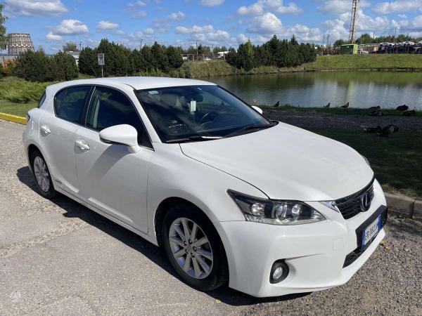 Лексус CT 200h 2013 в Вильнюс на AUTOMOTO.COM.LV Белый Лексус CT 200h 2013 в Вильнюс, объемом двигателя 1.80 л и пробегом 228 тыс. км за 7950 €, фото 1 на AUTOMOTO.COM.LV