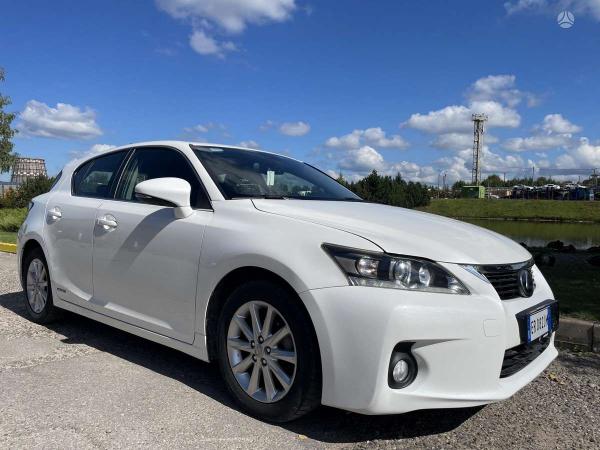 Лексус CT 200h 2013 в Вильнюс на AUTOMOTO.COM.LV Белый Лексус CT 200h 2013 в Вильнюс, объемом двигателя 1.80 л и пробегом 228 тыс. км за 7950 €, фото 3 на AUTOMOTO.COM.LV