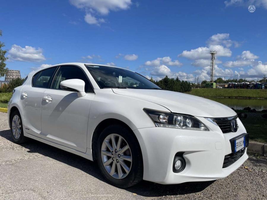 Balts Lexus CT 200h 2013 Viļņa, ar dzinēja tilpumu 1.80 L un nobraukumu 228 tūkst. km par 7950 €, foto 3 vietnē AUTOMOTO.COM.LV