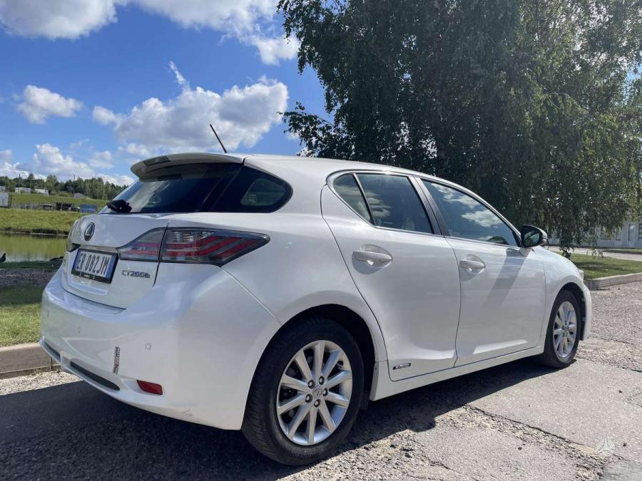 Balts Lexus CT 200h 2013 Viļņa, ar dzinēja tilpumu 1.80 L un nobraukumu 228 tūkst. km par 7950 €, foto 4 vietnē AUTOMOTO.COM.LV