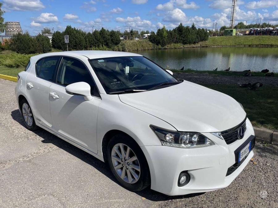 Balts Lexus CT 200h 2013 Viļņa, ar dzinēja tilpumu 1.80 L un nobraukumu 228 tūkst. km par 7950 €, foto 1 vietnē AUTOMOTO.COM.LV