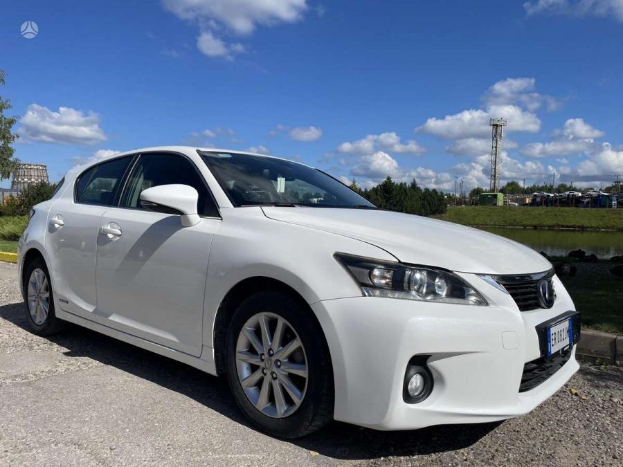 Balts Lexus CT 200h 2013 Viļņa, ar dzinēja tilpumu 1.80 L un nobraukumu 228 tūkst. km par 7950 €, foto 3 vietnē AUTOMOTO.COM.LV