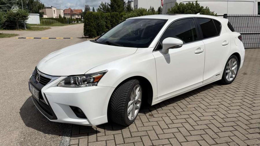White Lexus CT 200h 2014 in Kaunas, with an engine capacity of 1.80 L and mileage of 160 thousand km for 10600 €, photo 3 on AUTOMOTO.COM.LV