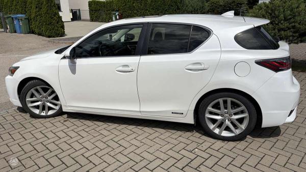 White Lexus CT 200h 2014 in Kaunas, with an engine capacity of 1.80 L and mileage of 160 thousand km for 10600 €, photo 3 on AUTOMOTO.COM.LV