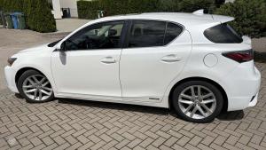 White Lexus CT 200h 2014 in Kaunas, with an engine capacity of 1.80 L and mileage of 160 thousand km for 10600 €, photo 4 on AUTOMOTO.COM.LV
