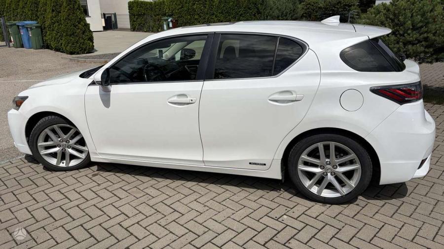 White Lexus CT 200h 2014 in Kaunas, with an engine capacity of 1.80 L and mileage of 160 thousand km for 10600 €, photo 4 on AUTOMOTO.COM.LV