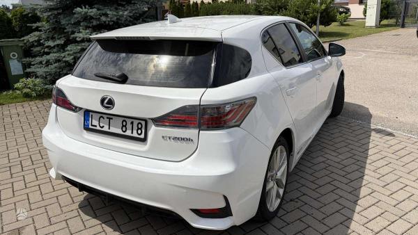 White Lexus CT 200h 2014 in Kaunas, with an engine capacity of 1.80 L and mileage of 160 thousand km for 10600 €, photo 4 on AUTOMOTO.COM.LV