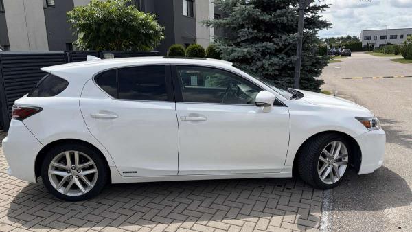 White Lexus CT 200h 2014 in Kaunas, with an engine capacity of 1.80 L and mileage of 160 thousand km for 10600 €, photo 5 on AUTOMOTO.COM.LV