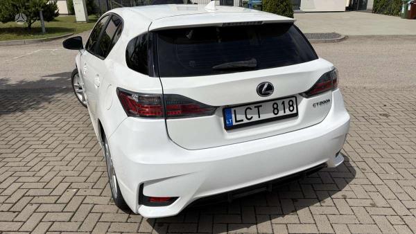 White Lexus CT 200h 2014 in Kaunas, with an engine capacity of 1.80 L and mileage of 160 thousand km for 10600 €, photo 6 on AUTOMOTO.COM.LV
