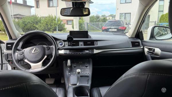 White Lexus CT 200h 2014 in Kaunas, with an engine capacity of 1.80 L and mileage of 160 thousand km for 10600 €, photo 8 on AUTOMOTO.COM.LV