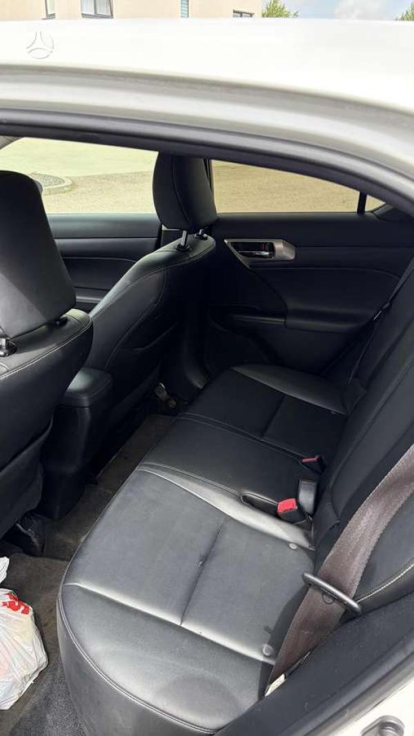White Lexus CT 200h 2014 in Kaunas, with an engine capacity of 1.80 L and mileage of 160 thousand km for 10600 €, photo 9 on AUTOMOTO.COM.LV