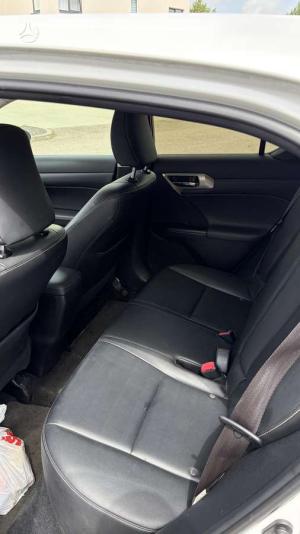 White Lexus CT 200h 2014 in Kaunas, with an engine capacity of 1.80 L and mileage of 160 thousand km for 10600 €, photo 10 on AUTOMOTO.COM.LV