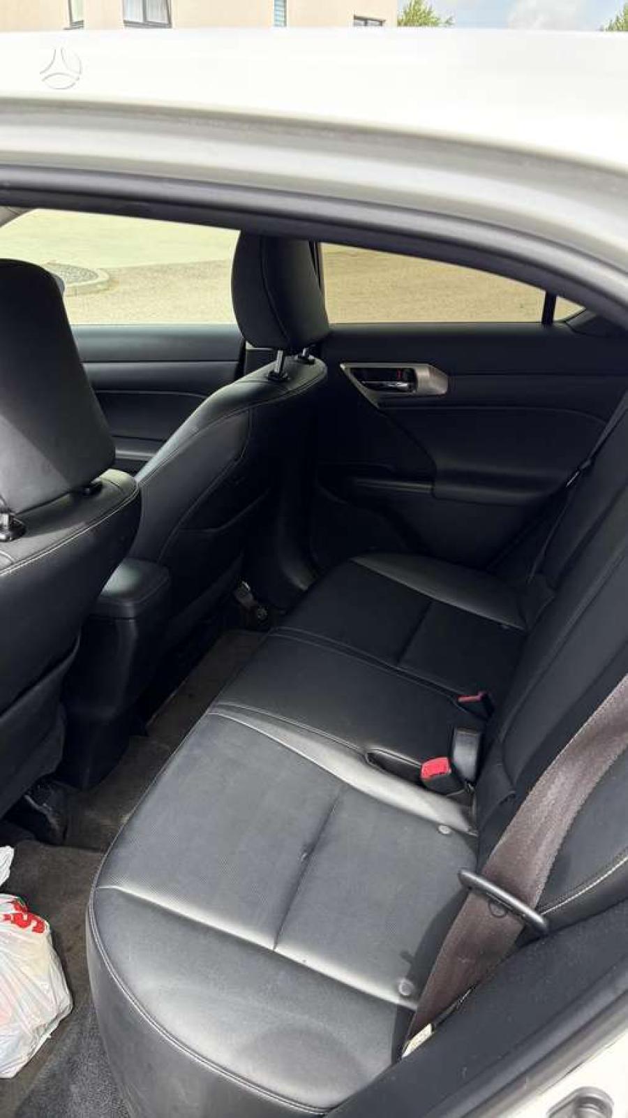 White Lexus CT 200h 2014 in Kaunas, with an engine capacity of 1.80 L and mileage of 160 thousand km for 10600 €, photo 10 on AUTOMOTO.COM.LV