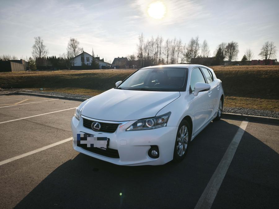 Balts Lexus CT 200h 2014 Panevēža, ar dzinēja tilpumu 1.80 L un nobraukumu 306 tūkst. km par 7600 €, foto 4 vietnē AUTOMOTO.COM.LV