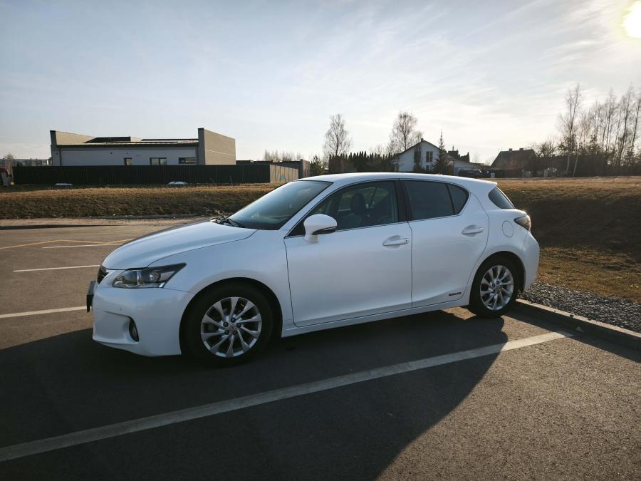 Balts Lexus CT 200h 2014 Panevēža, ar dzinēja tilpumu 1.80 L un nobraukumu 306 tūkst. km par 7600 €, foto 7 vietnē AUTOMOTO.COM.LV