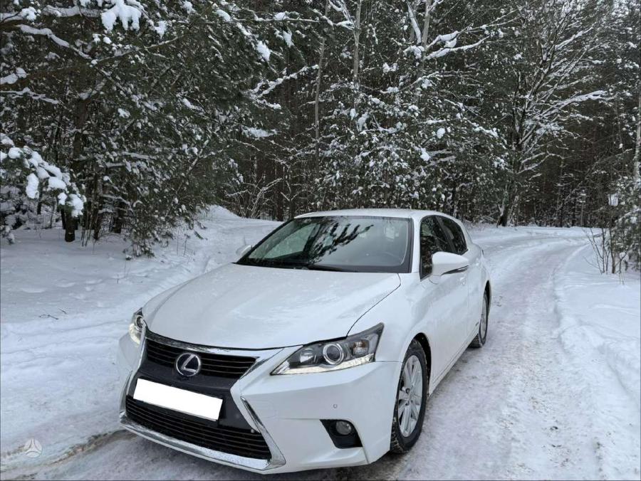 White Lexus CT 200h 2015 in Vilnius, with an engine capacity of 1.80 L and mileage of 216 thousand km for 11100 €, photo 1 on AUTOMOTO.COM.LV