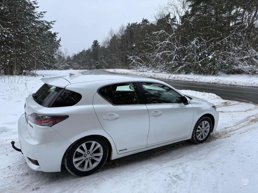White Lexus CT 200h 2015 in Vilnius, with an engine capacity of 1.80 L and mileage of 216 thousand km for 11100 €, photo 2 on AUTOMOTO.COM.LV