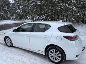 White Lexus CT 200h 2015 in Vilnius, with an engine capacity of 1.80 L and mileage of 216 thousand km for 11100 €, photo 3 on AUTOMOTO.COM.LV