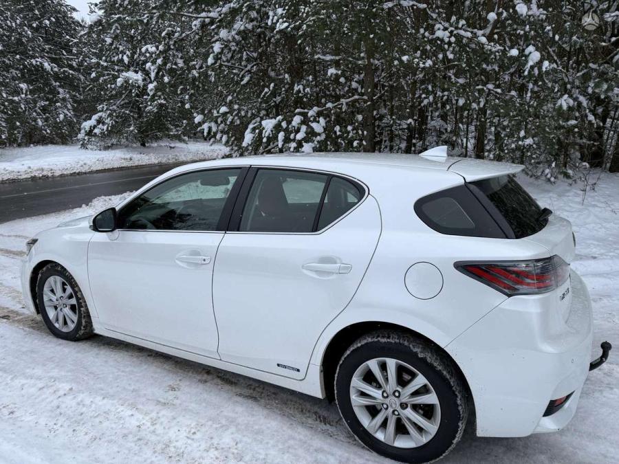 White Lexus CT 200h 2015 in Vilnius, with an engine capacity of 1.80 L and mileage of 216 thousand km for 11100 €, photo 3 on AUTOMOTO.COM.LV
