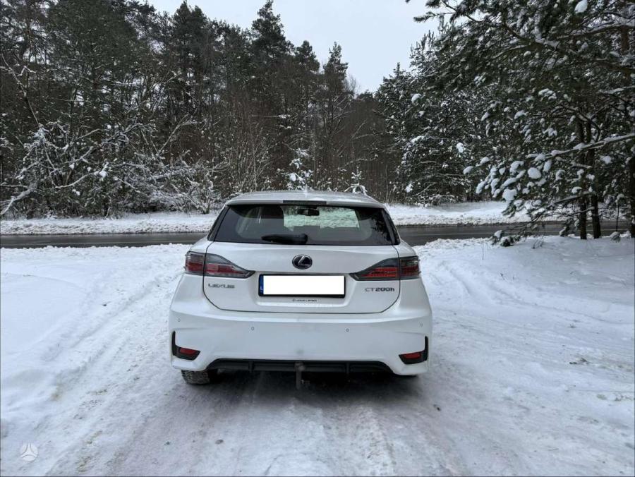 White Lexus CT 200h 2015 in Vilnius, with an engine capacity of 1.80 L and mileage of 216 thousand km for 11100 €, photo 4 on AUTOMOTO.COM.LV