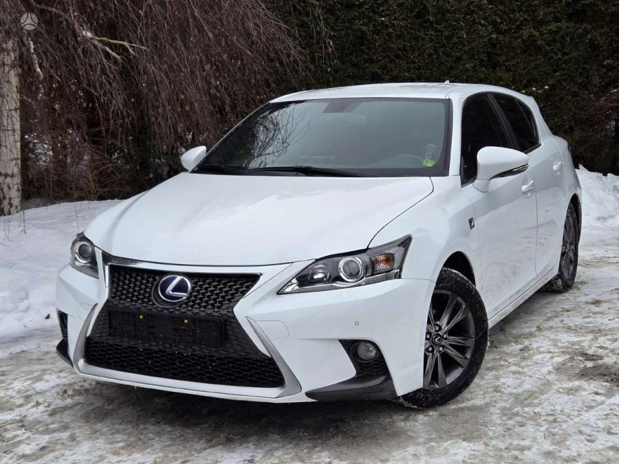 White Lexus CT 200h 2015 in Kaunas, with an engine capacity of 1.80 L and mileage of 250 thousand km for 10450 €, photo 3 on AUTOMOTO.COM.LV