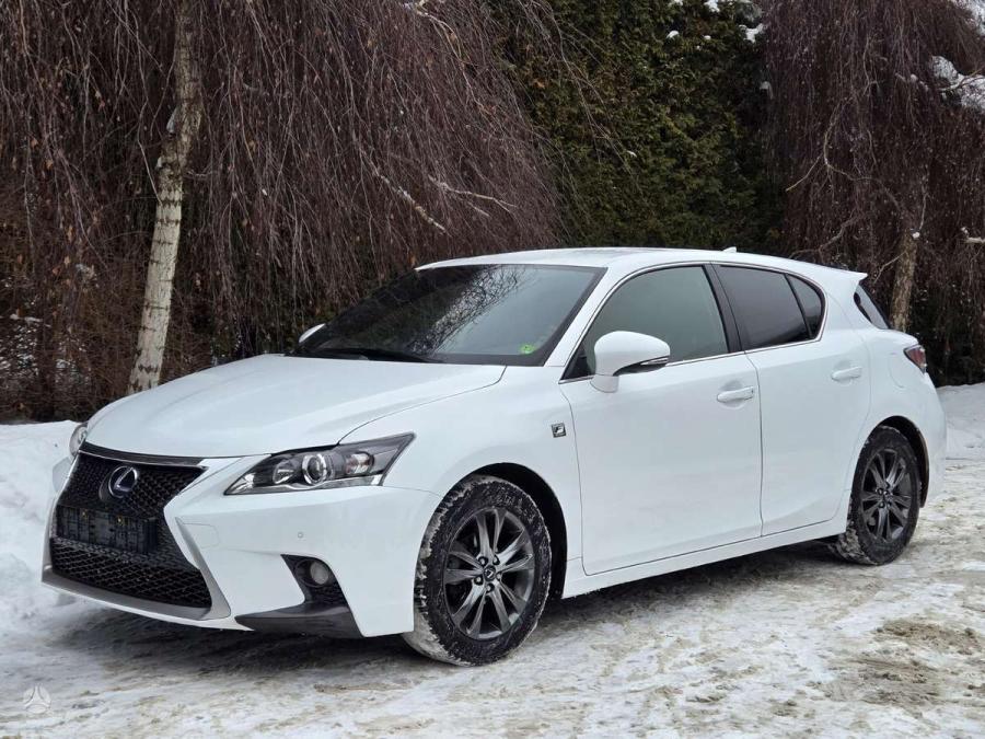 White Lexus CT 200h 2015 in Kaunas, with an engine capacity of 1.80 L and mileage of 250 thousand km for 10450 €, photo 4 on AUTOMOTO.COM.LV