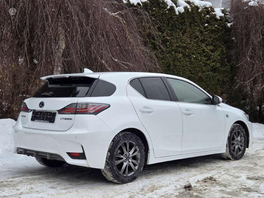 White Lexus CT 200h 2015 in Kaunas, with an engine capacity of 1.80 L and mileage of 250 thousand km for 10450 €, photo 6 on AUTOMOTO.COM.LV