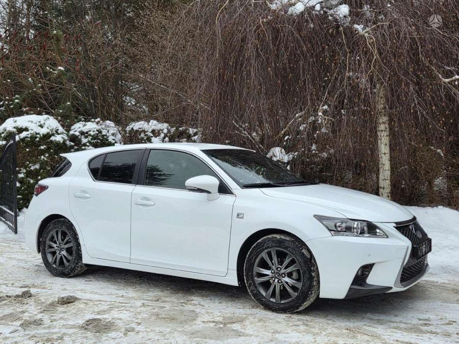 White Lexus CT 200h 2015 in Kaunas, with an engine capacity of 1.80 L and mileage of 250 thousand km for 10450 €, photo 7 on AUTOMOTO.COM.LV