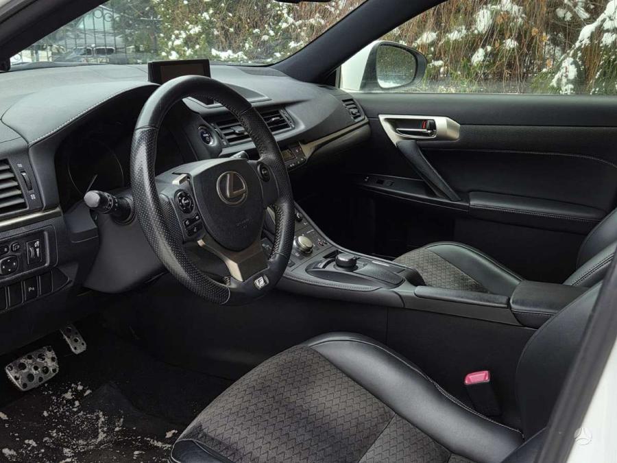 White Lexus CT 200h 2015 in Kaunas, with an engine capacity of 1.80 L and mileage of 250 thousand km for 10450 €, photo 10 on AUTOMOTO.COM.LV