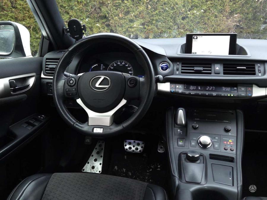 White Lexus CT 200h 2015 in Kaunas, with an engine capacity of 1.80 L and mileage of 250 thousand km for 10450 €, photo 16 on AUTOMOTO.COM.LV