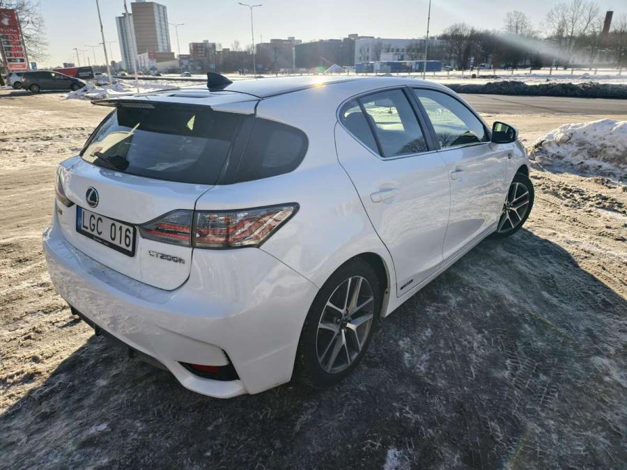 Balts Lexus CT 200h 2015 Klaipėda, ar dzinēja tilpumu 1.80 L un nobraukumu 130 tūkst. km par 12000 €, foto 4 vietnē AUTOMOTO.COM.LV