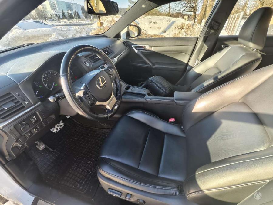 Balts Lexus CT 200h 2015 Klaipėda, ar dzinēja tilpumu 1.80 L un nobraukumu 130 tūkst. km par 12000 €, foto 10 vietnē AUTOMOTO.COM.LV