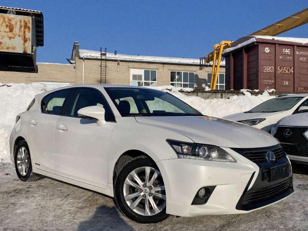 White Lexus CT 200h 2015 in Vilnius, with an engine capacity of 1.80 L and mileage of 201 thousand km for 9600 €, photo 6 on AUTOMOTO.COM.LV