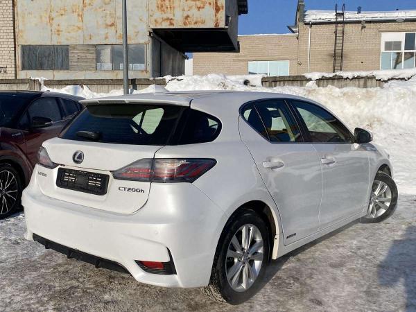 White Lexus CT 200h 2015 in Vilnius, with an engine capacity of 1.80 L and mileage of 201 thousand km for 9600 €, photo 8 on AUTOMOTO.COM.LV