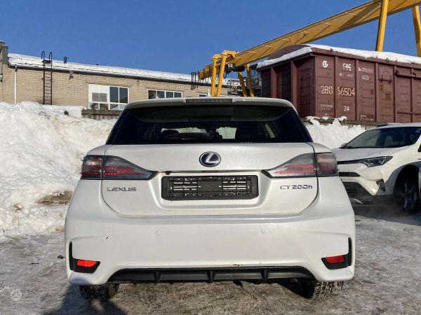 White Lexus CT 200h 2015 in Vilnius, with an engine capacity of 1.80 L and mileage of 201 thousand km for 9600 €, photo 10 on AUTOMOTO.COM.LV