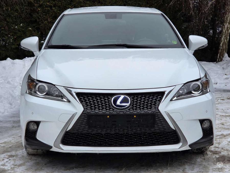 White Lexus CT 200h 2015 in Kaunas, with an engine capacity of 1.80 L and mileage of 250 thousand km for 10450 €, photo 1 on AUTOMOTO.COM.LV