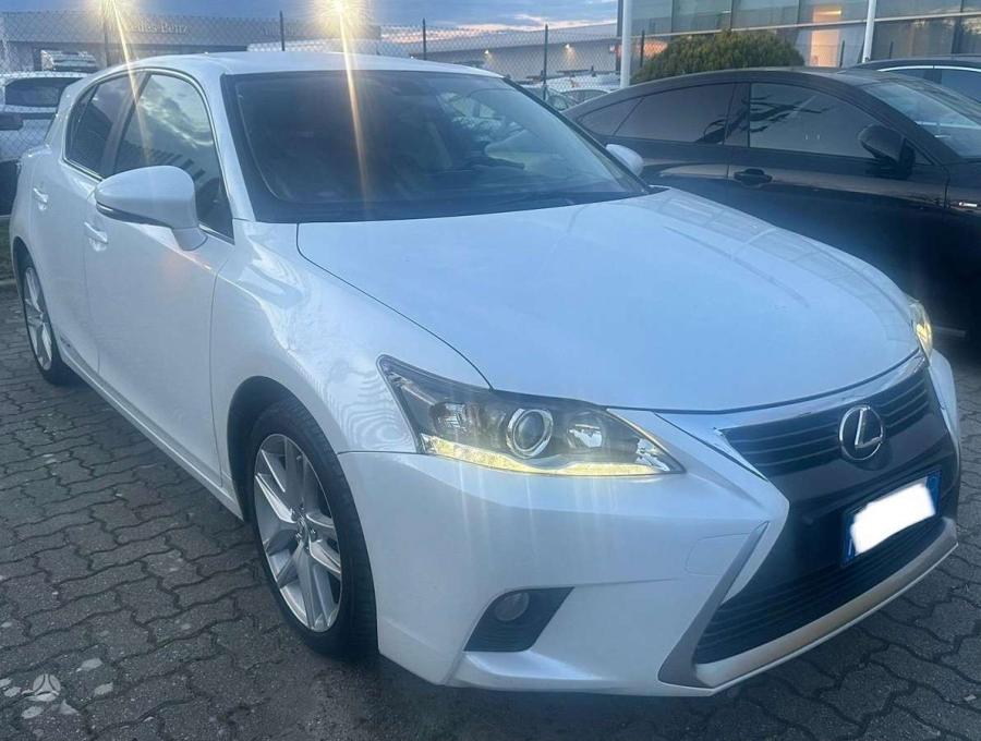 White Lexus CT 200h 2016 in Vilnius, with an engine capacity of 1.80 L and mileage of 175 thousand km for 12555 €, photo 1 on AUTOMOTO.COM.LV