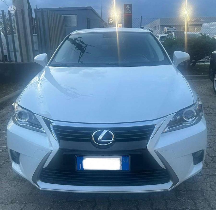 White Lexus CT 200h 2016 in Vilnius, with an engine capacity of 1.80 L and mileage of 175 thousand km for 12555 €, photo 2 on AUTOMOTO.COM.LV