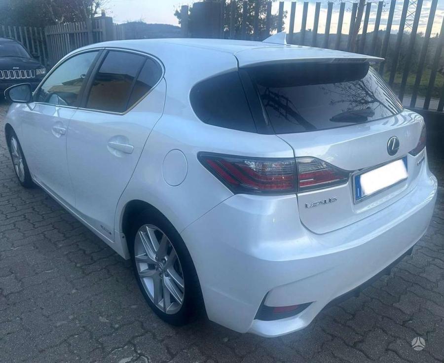 White Lexus CT 200h 2016 in Vilnius, with an engine capacity of 1.80 L and mileage of 175 thousand km for 12555 €, photo 3 on AUTOMOTO.COM.LV